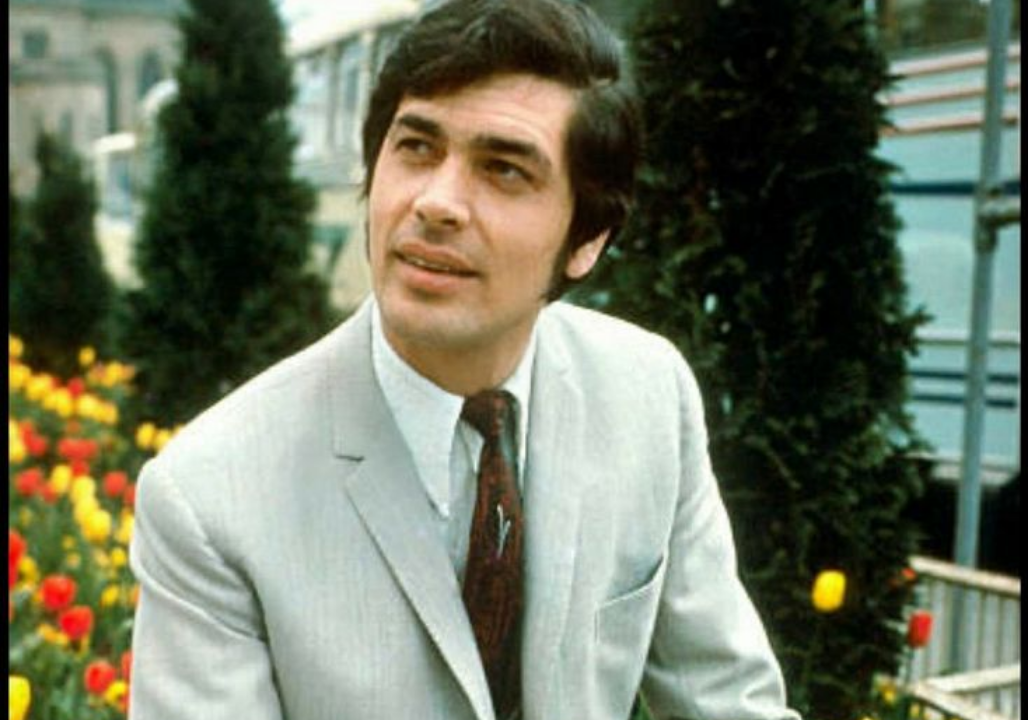 Engelbert Humperdinck performs Spanish Eyes