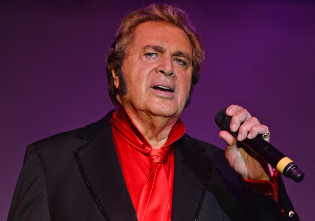 Engelbert Humperdinck performs Love Me With All Your Heart (Cuando ...