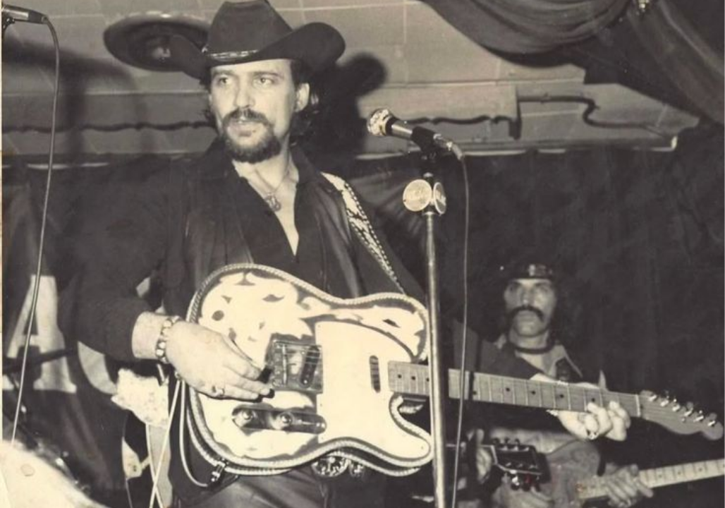 Waylon Jennings - Mammas Don't Let Your Babies Grow up to Be Cowboys. N1