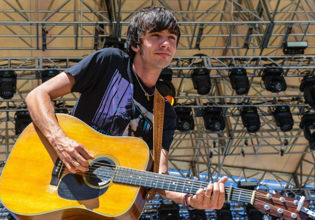 Mo Pitney - Clean Up On Aisle Five (Official Music Video)