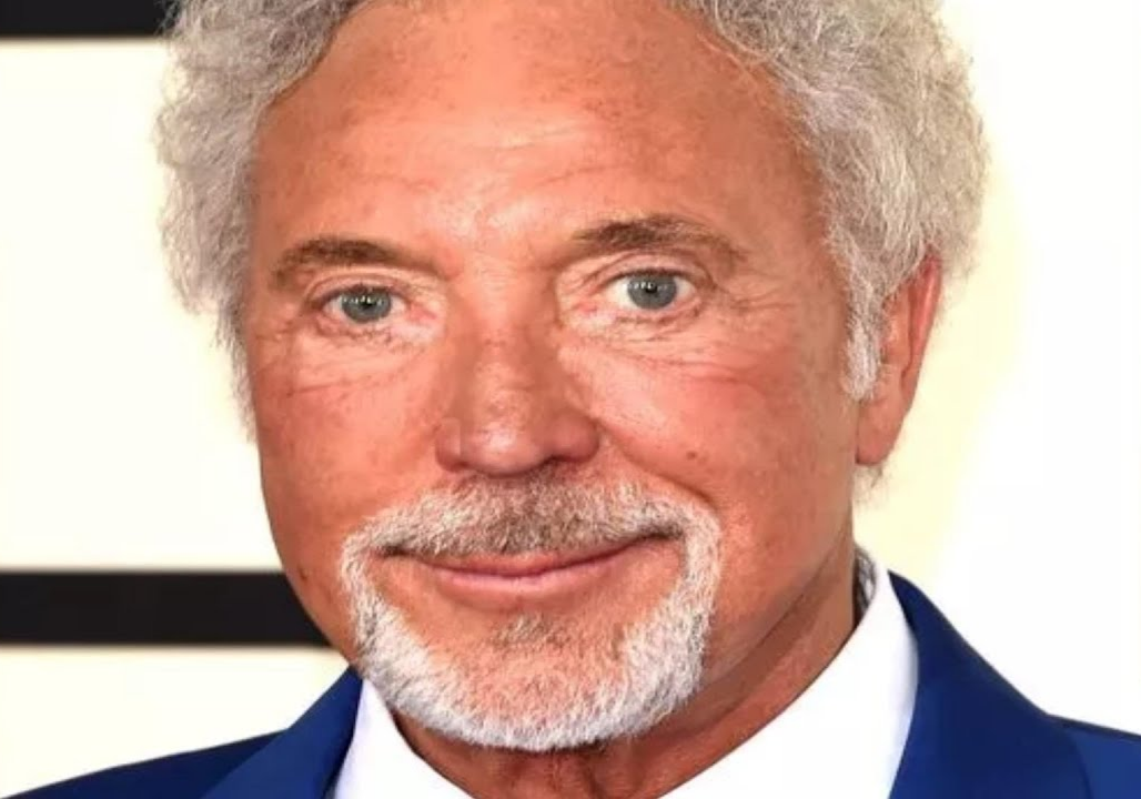 Tom Jones Leaves Behind a Fortune That Makes His Family Cry